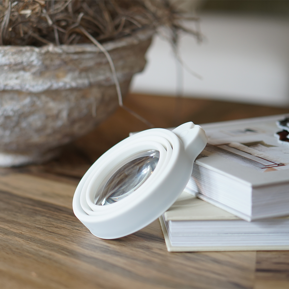 MagniFlex Collapsible 4x Magnifier & Visual Aid with LED Lights ...